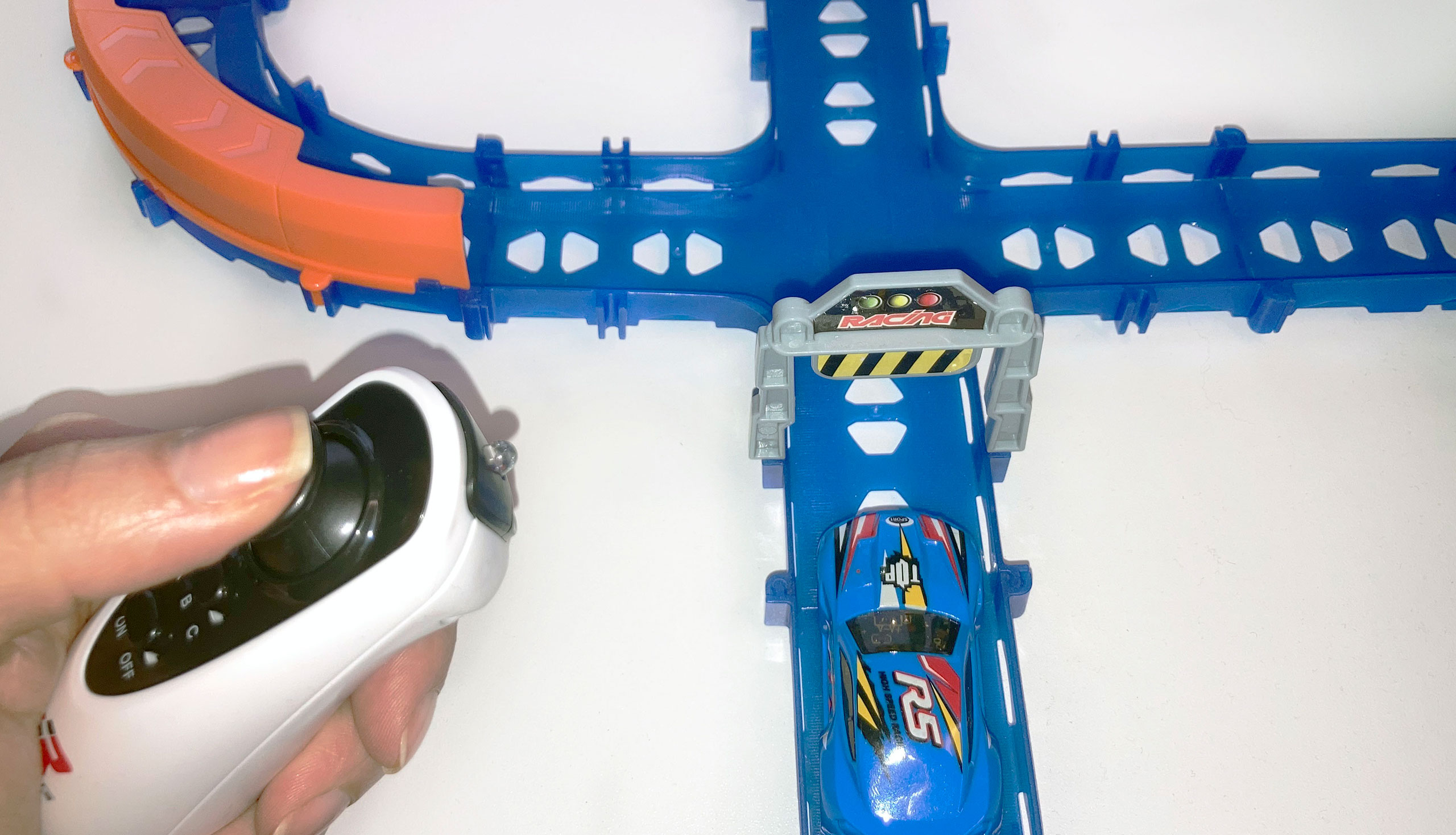 RC Magic Traxx Glow 50-teilig mit Rennfahrzeug - amewi.com